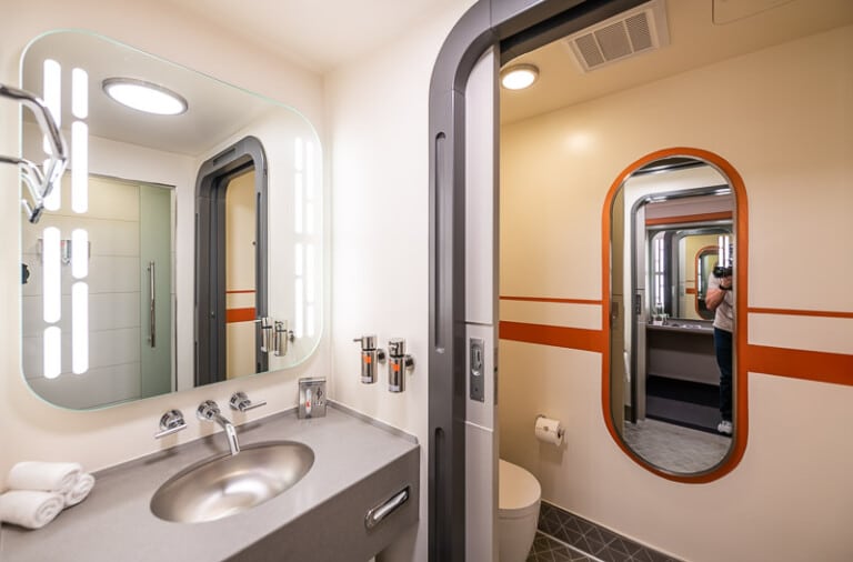 Room Tour: Star Wars Galactic Starcruiser Cabin Photos & Video - Disney ...
