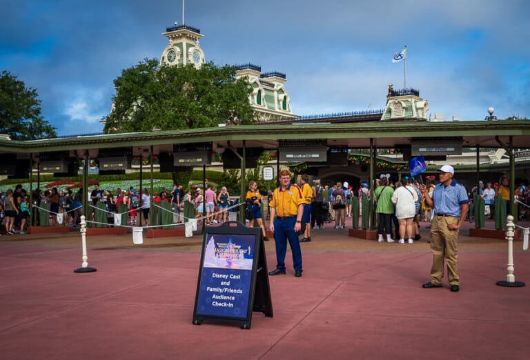 What It's Like to Watch ABC's Christmas Day Parade at Disney World ...