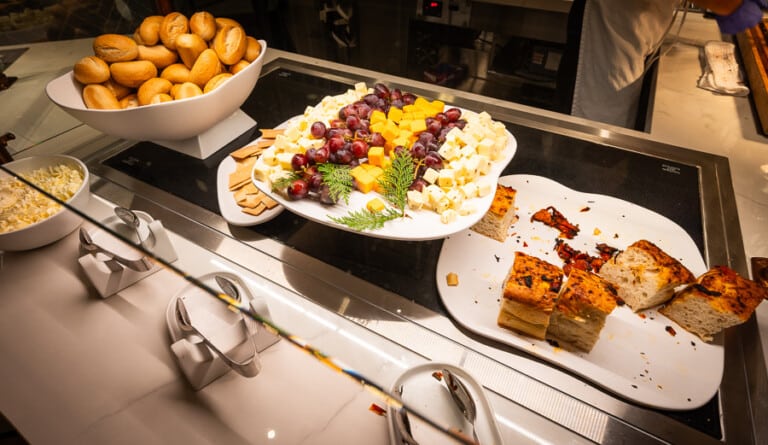 Review: Disney World's New Character Dinner is Now Our #1 Buffet ...