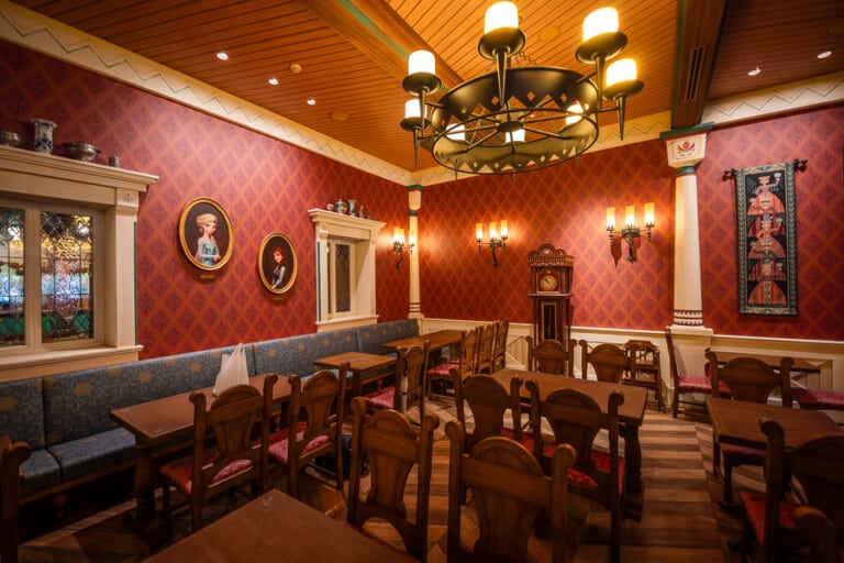 We Ate Inside Arendelle Castle at Disney’s New Frozen Restaurant ...