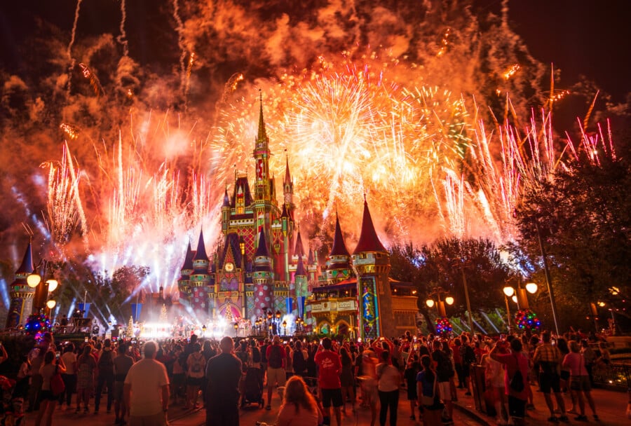Seeing ABC's Disney Parks Christmas Parade Live Is Not What You'd ...