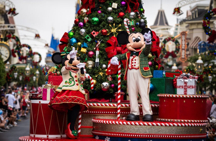 Seeing ABC's Disney Parks Christmas Parade Live Is Not What You'd ...