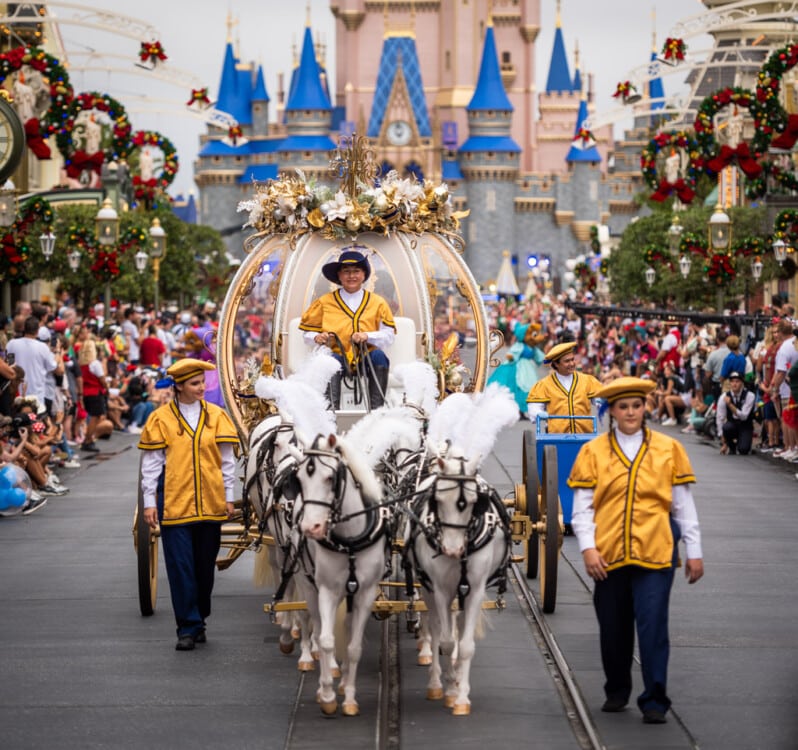 Seeing ABC's Disney Parks Christmas Parade Live Is Not What You'd ...