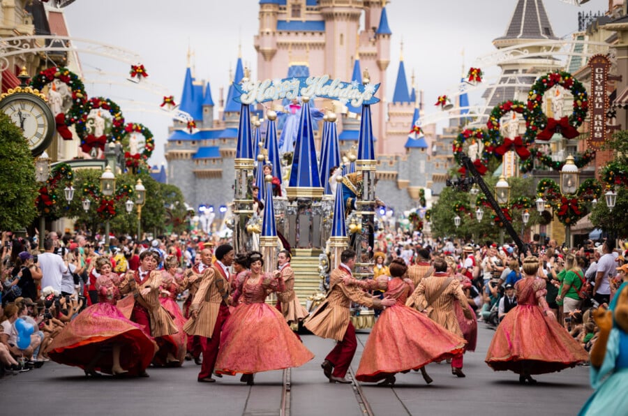 Seeing ABC's Disney Parks Christmas Parade Live Is Not What You'd ...