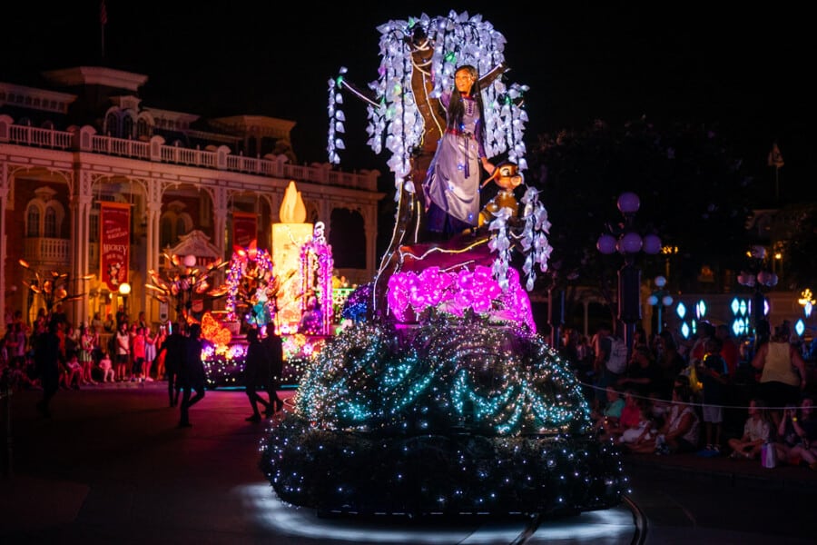 Review: Starlight Night Parade is "Old Disney World" in a Good Way ...